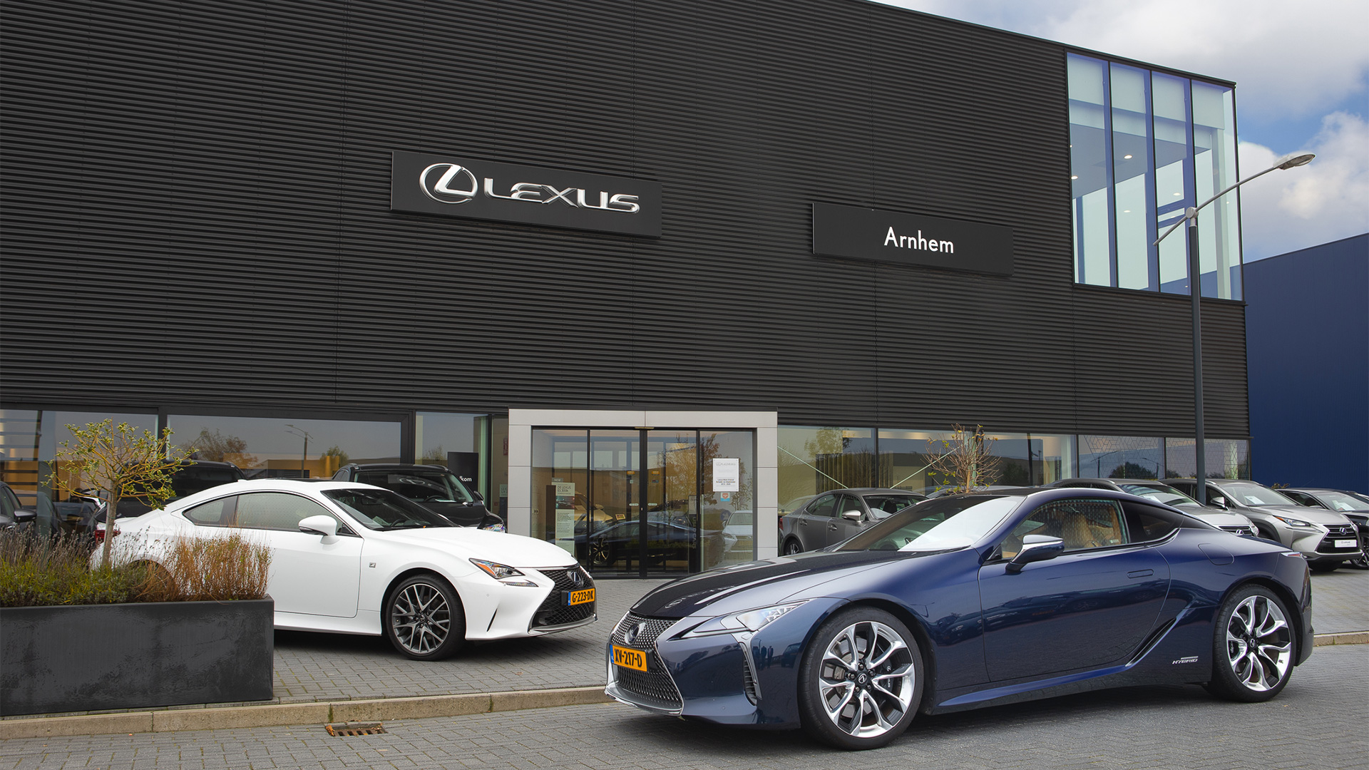 Lexus Arnhem | Welkom op onze Lexus dealer website.